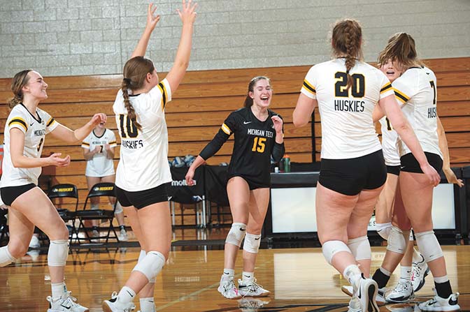 Huskies volleyball earns quarterfinal sweep of rival Wildcats | News ...